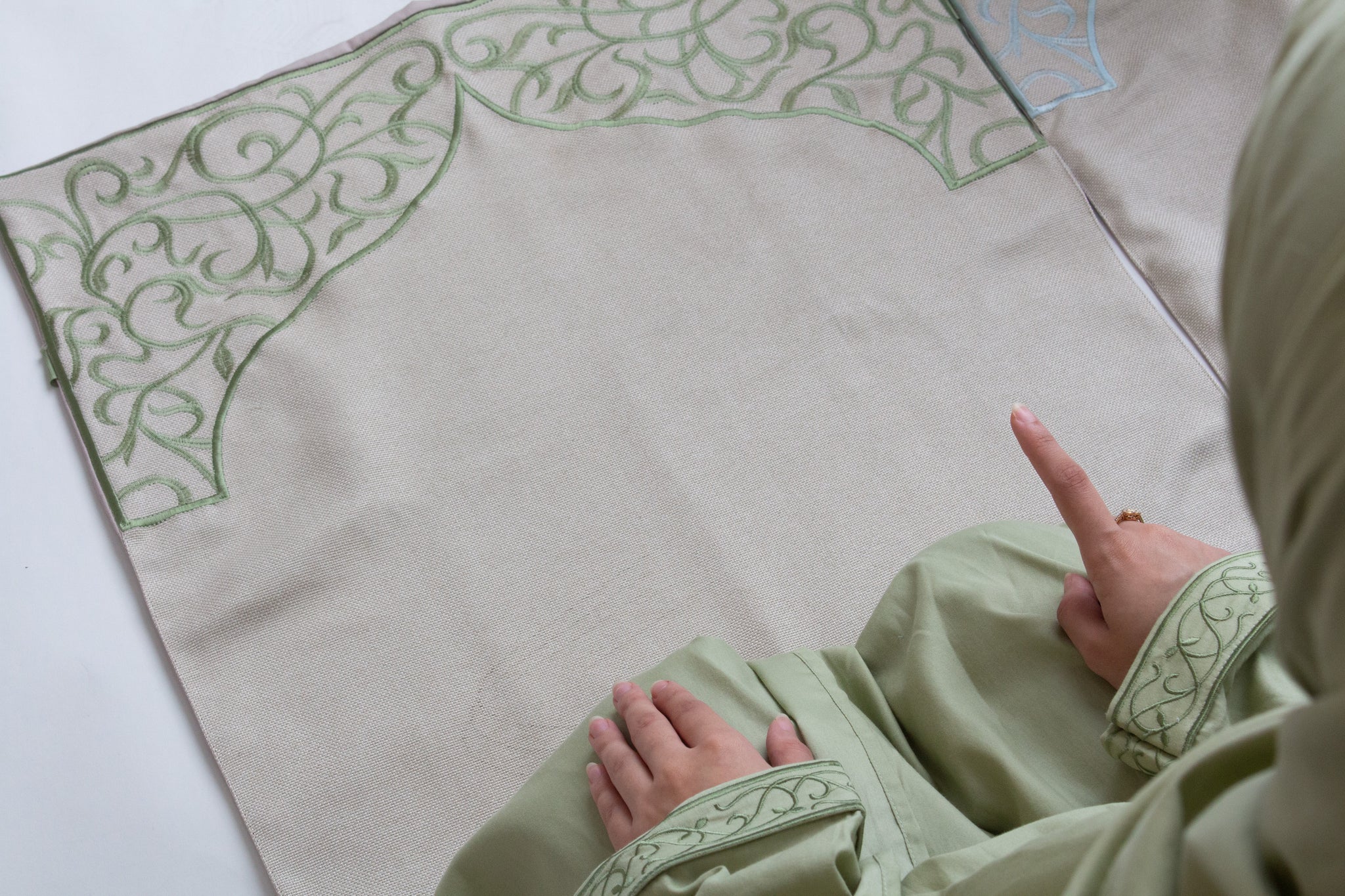 Embroidered Prayer Clothes Kit – Green – Namat
